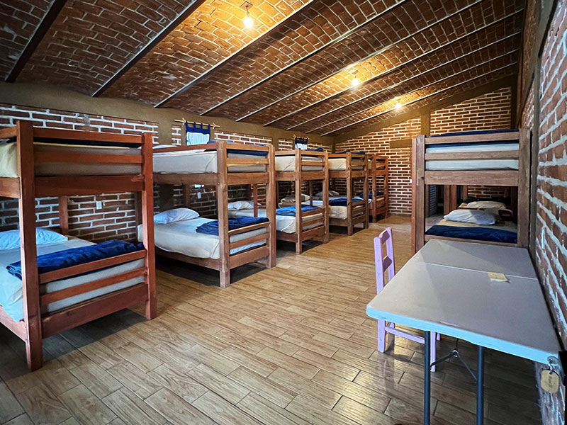 Hostales-14 Huéspedes